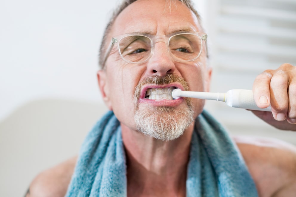 Zähneputzen kann laut Studie vor Alzheimer schützen – FITBOOK