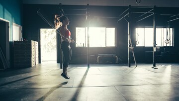 Ganz einfach die richtige Springseil-Länge einstellen - FITBOOK