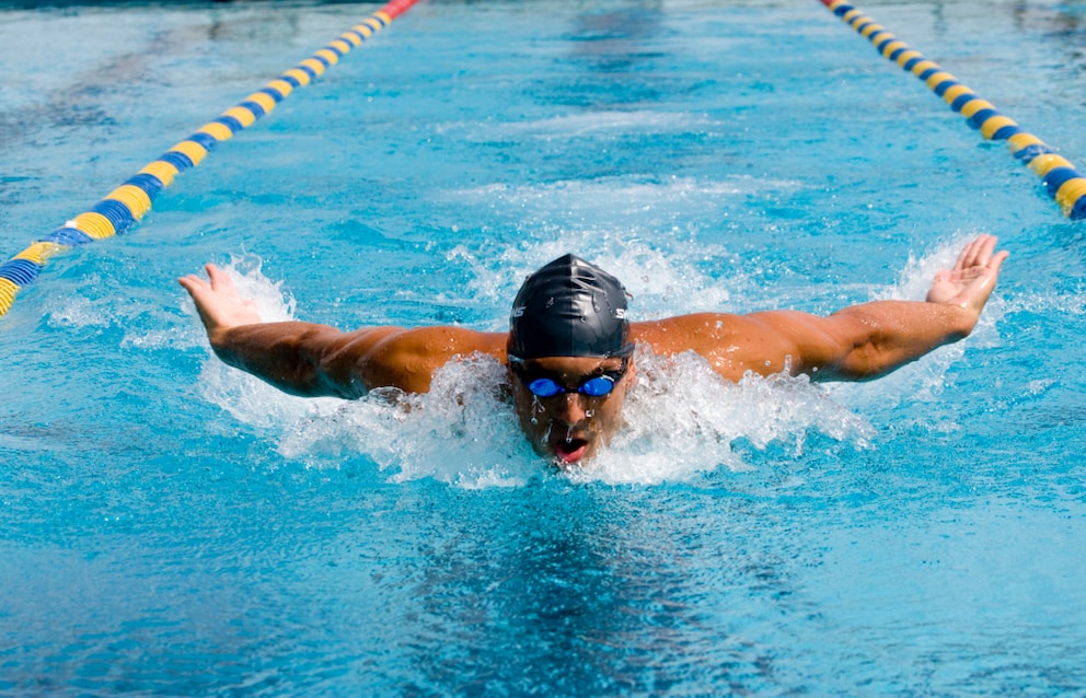 Die besten Badekappen für Schwimmer im Überblick - FITBOOK