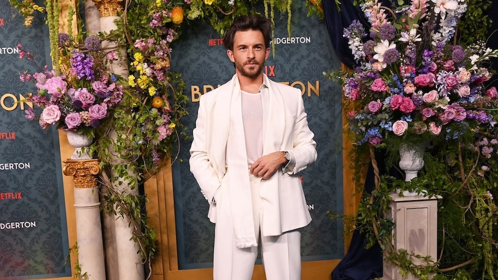 „Bridgerton“-Star Jonathan Bailey trainiert sich zum Muskelpaket - FITBOOK