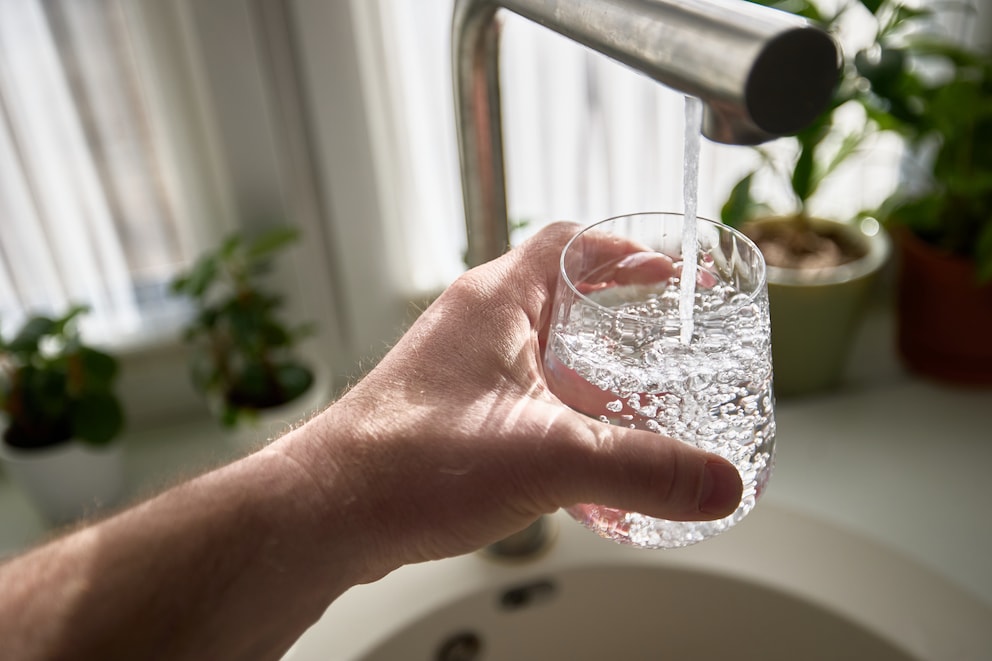 Warum man kein warmes Wasser aus der Leitung verwenden sollte - FITBOOK