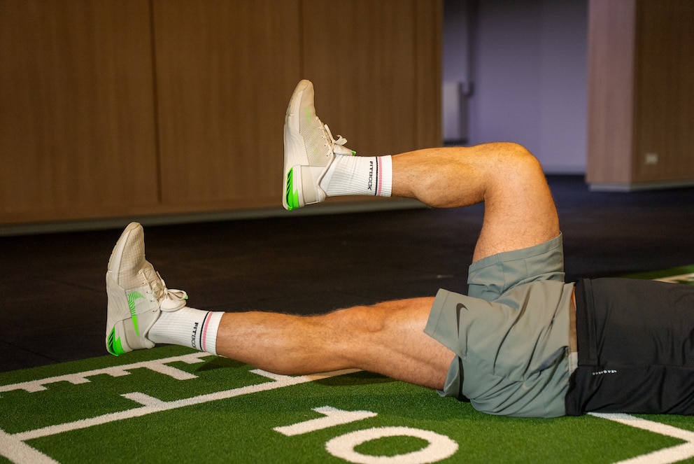 Dead Bug – optimale Übung für Core und Hüftbeuger- FITBOOK