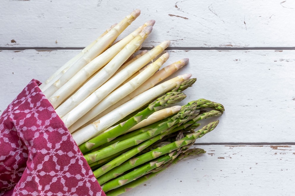 Spargel-Urin: Warum riecht er streng, kann man vorbeugen? - FITBOOK