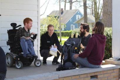 Die Geschichte von Kevan Chandler, dessen Freunde ihn durch Europa tragen