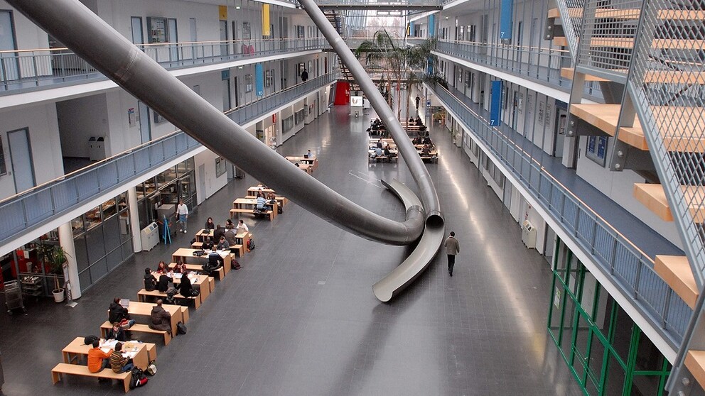 Parabelrutsche: Durch diese deutsche Uni kann man rutschen - TRAVELBOOK